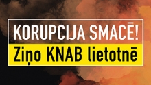 Melns fons ar oranžiem dūmiem. Balti lielie burti "KORUPCIJA SMACĒ!", zem tiem dzeltens krāsu laukums ar melniem burtiem "Ziņo KNAB lietotnē"